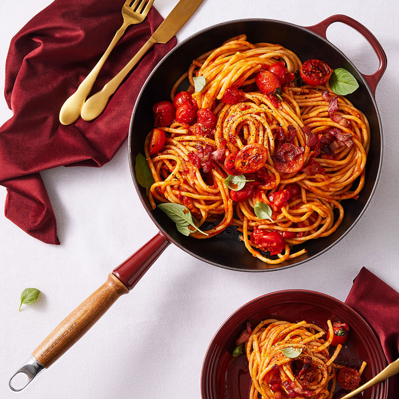 Signature Cast Iron Frying Pan, 28cm, Garnet | The Wedding Present Company